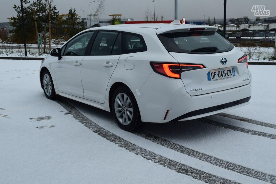 White Toyota Corolla 2022 in Vilnius, with an engine capacity of 1.80 L and mileage of 195 thousand km for 13850 €, photo 5 on AUTOMOTO.COM.LV
