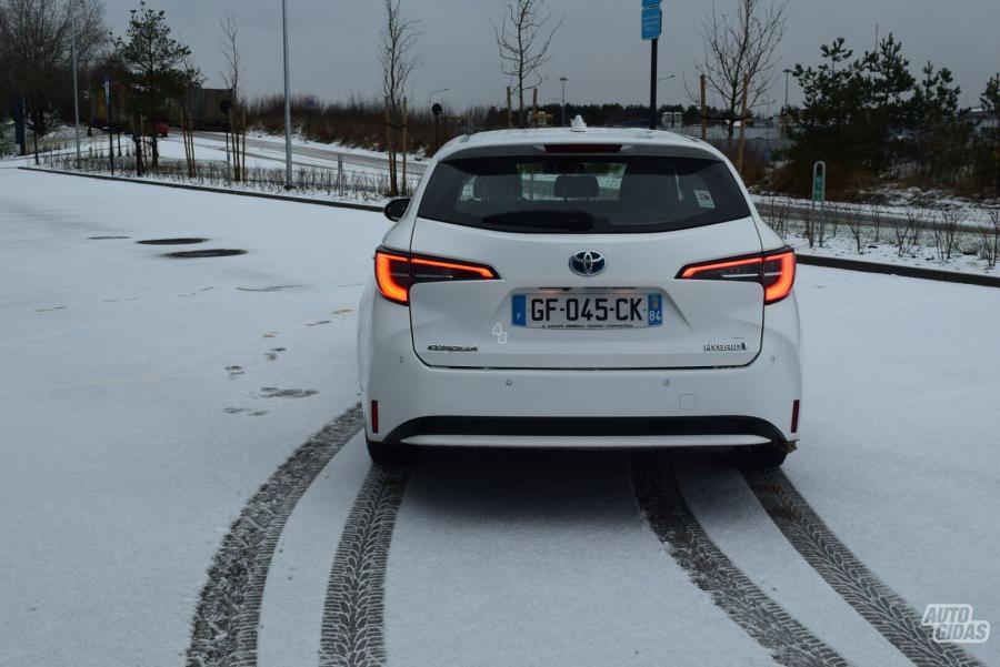White Toyota Corolla 2022 in Vilnius, with an engine capacity of 1.80 L and mileage of 195 thousand km for 13850 €, photo 6 on AUTOMOTO.COM.LV
