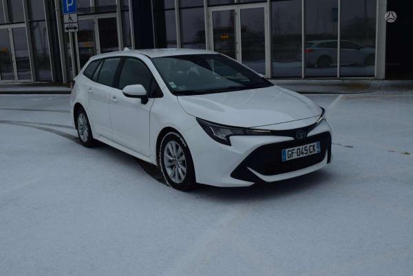 White Toyota Corolla 2022 in Vilnius, with an engine capacity of 1.80 L and mileage of 195 thousand km for 13850 €, photo 1 on AUTOMOTO.COM.LV