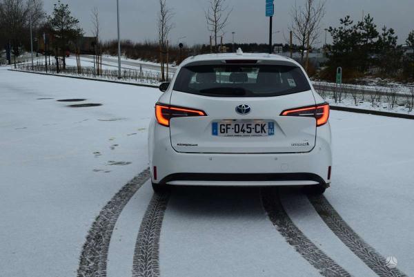 White Toyota Corolla 2022 in Vilnius, with an engine capacity of 1.80 L and mileage of 195 thousand km for 13850 €, photo 6 on AUTOMOTO.COM.LV