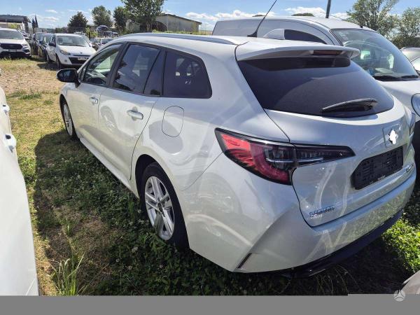 White Toyota Corolla 2022 in Panevezys, with an engine capacity of 1.80 L and mileage of 171 thousand km for 12300 €, photo 3 on AUTOMOTO.COM.LV