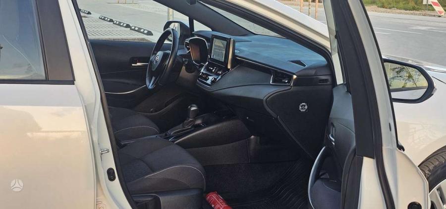White Toyota Corolla 2022 in Klaipeda, with an engine capacity of 1.80 L and mileage of 85 thousand km for 18900 €, photo 15 on AUTOMOTO.COM.LV
