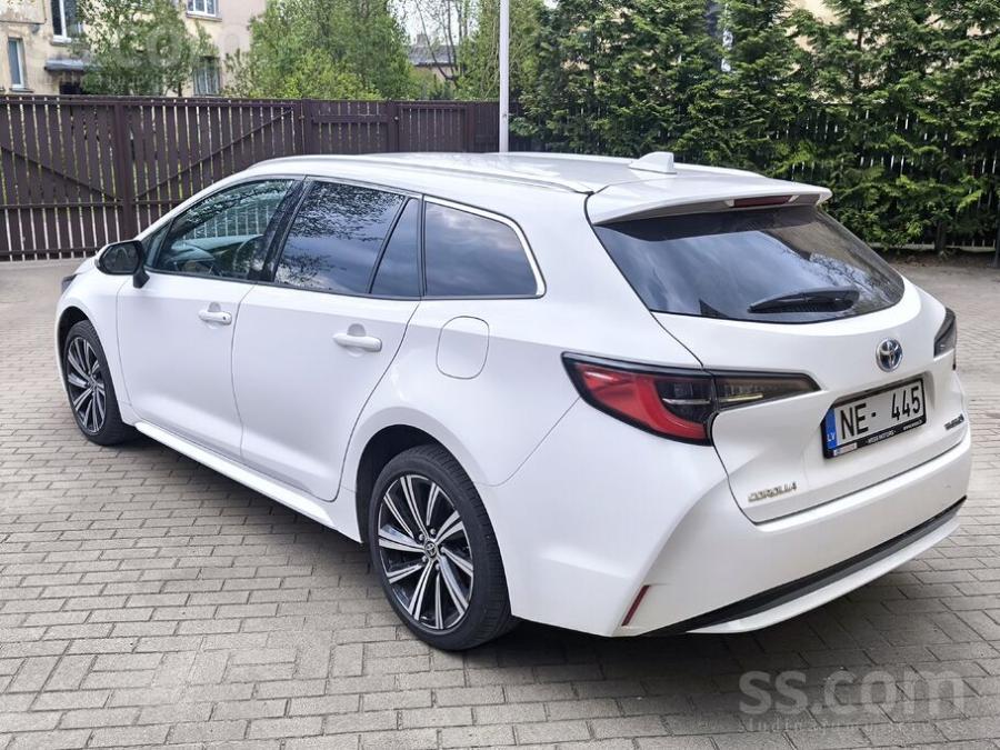 White Toyota Corolla 2022 in Riga, with an engine capacity of 1.80 L and mileage of 89 thousand km for 20750 €, photo 4 on AUTOMOTO.COM.LV