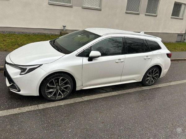 Balts Toyota Corolla 2023 Šauļi, ar dzinēja tilpumu 2.00 L un nobraukumu 300 tūkst. km par 14200 €, foto 1 vietnē AUTOMOTO.COM.LV
