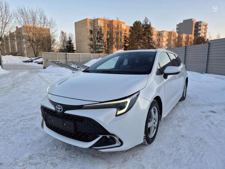 White Toyota Corolla 2023 in Panevezys, with an engine capacity of 1.80 L and mileage of 238 thousand km for 14600 €, photo 1 on AUTOMOTO.COM.LV