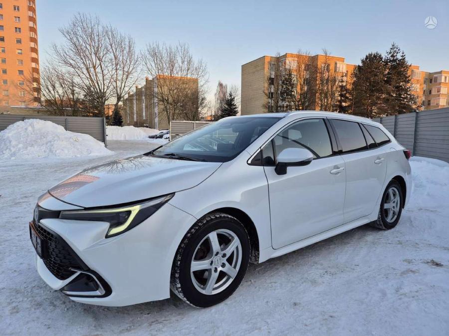 White Toyota Corolla 2023 in Panevezys, with an engine capacity of 1.80 L and mileage of 238 thousand km for 14600 €, photo 2 on AUTOMOTO.COM.LV
