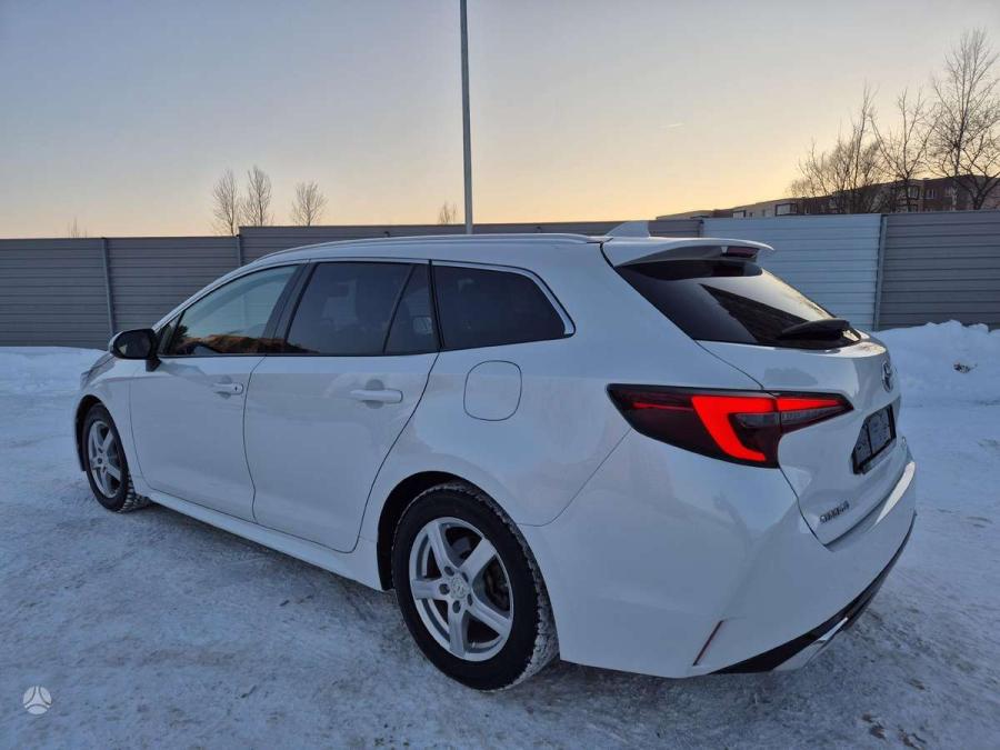 White Toyota Corolla 2023 in Panevezys, with an engine capacity of 1.80 L and mileage of 238 thousand km for 14600 €, photo 3 on AUTOMOTO.COM.LV
