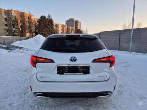 White Toyota Corolla 2023 in Panevezys, with an engine capacity of 1.80 L and mileage of 238 thousand km for 14600 €, photo 4 on AUTOMOTO.COM.LV