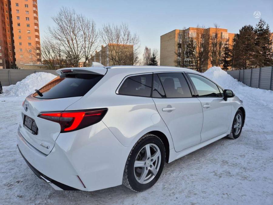 White Toyota Corolla 2023 in Panevezys, with an engine capacity of 1.80 L and mileage of 238 thousand km for 14600 €, photo 5 on AUTOMOTO.COM.LV