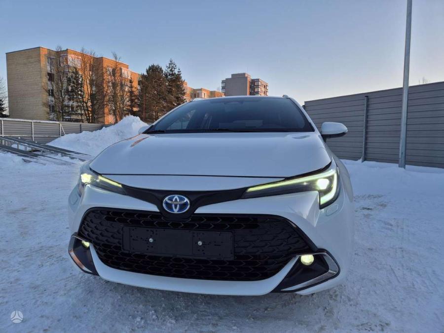 White Toyota Corolla 2023 in Panevezys, with an engine capacity of 1.80 L and mileage of 238 thousand km for 14600 €, photo 8 on AUTOMOTO.COM.LV