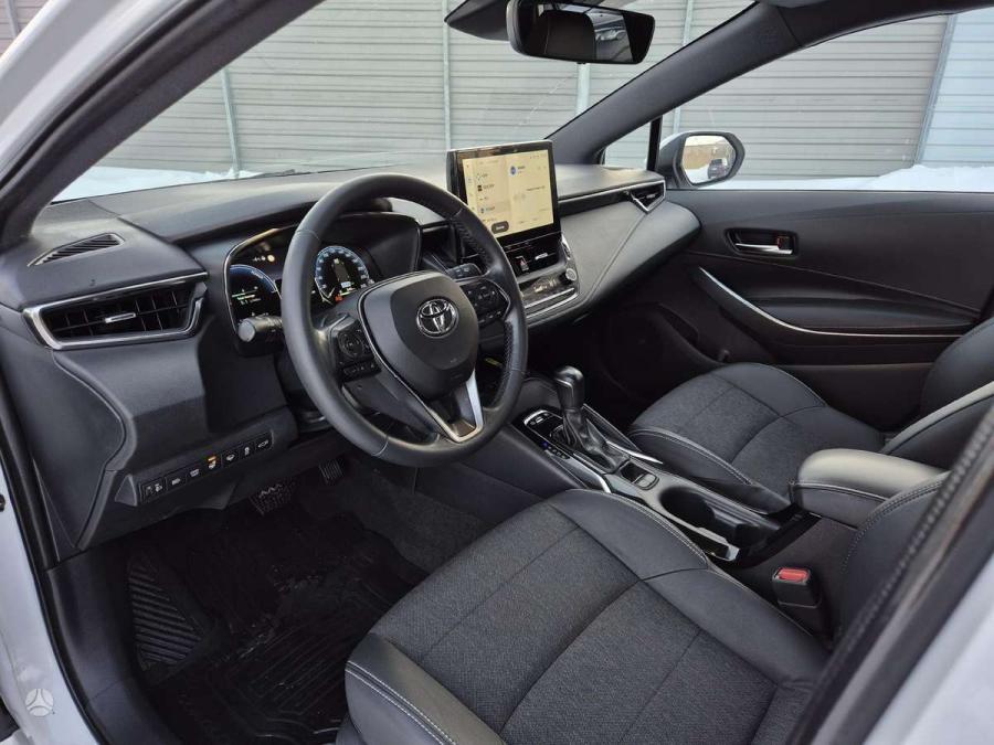 White Toyota Corolla 2023 in Panevezys, with an engine capacity of 1.80 L and mileage of 238 thousand km for 14600 €, photo 10 on AUTOMOTO.COM.LV