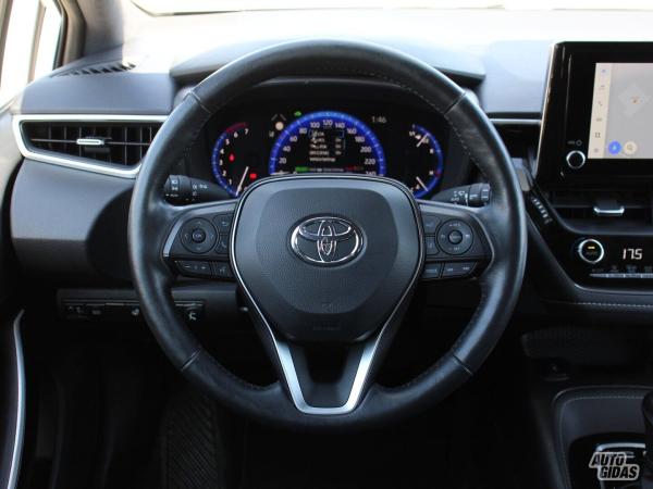 White Toyota Corolla 2023 in Vilnius, with an engine capacity of 1.80 L and mileage of 121 thousand km for 23500 €, photo 5 on AUTOMOTO.COM.LV
