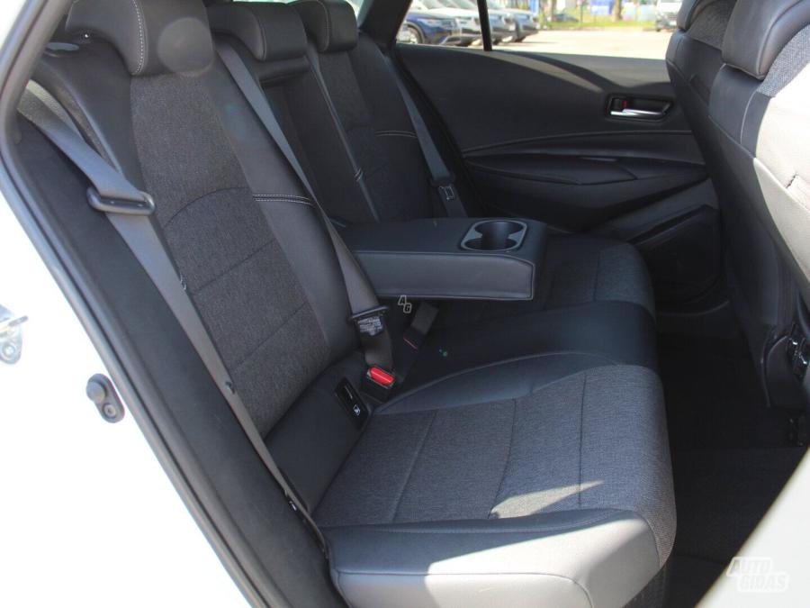White Toyota Corolla 2023 in Vilnius, with an engine capacity of 1.80 L and mileage of 121 thousand km for 23500 €, photo 17 on AUTOMOTO.COM.LV