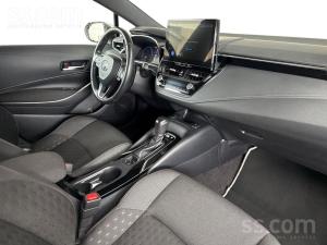 White Toyota Corolla 2023 in Riga, with an engine capacity of 1.80 L and mileage of 73 thousand km for 22990 €, photo 7 on AUTOMOTO.COM.LV