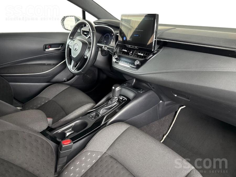 White Toyota Corolla 2023 in Riga, with an engine capacity of 1.80 L and mileage of 73 thousand km for 22990 €, photo 7 on AUTOMOTO.COM.LV