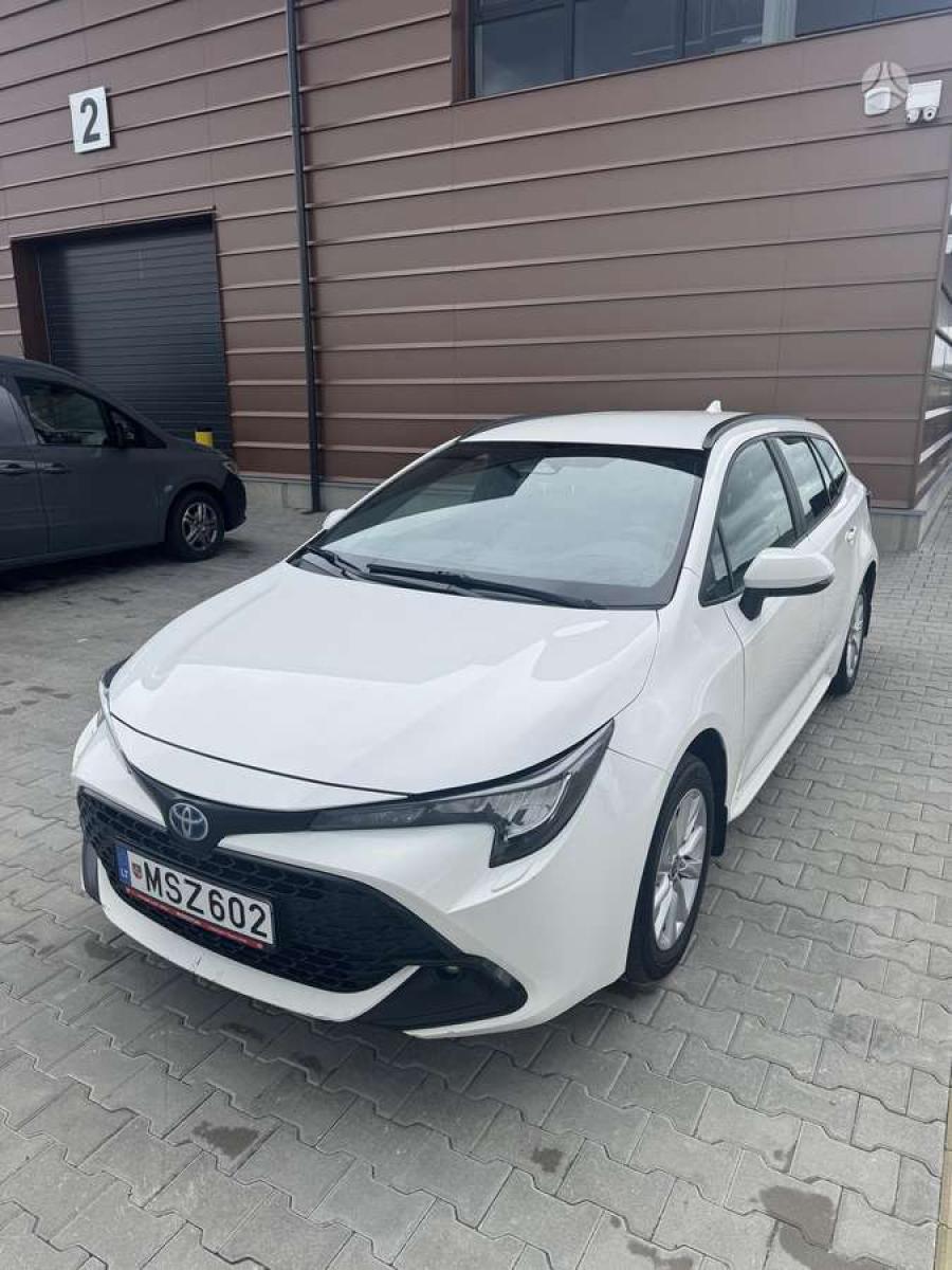 White Toyota Corolla 2023 in Vilnius, with an engine capacity of 1.80 L and mileage of 159 thousand km for 18900 €, photo 1 on AUTOMOTO.COM.LV