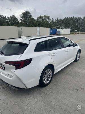 White Toyota Corolla 2023 in Vilnius, with an engine capacity of 1.80 L and mileage of 159 thousand km for 18900 €, photo 3 on AUTOMOTO.COM.LV