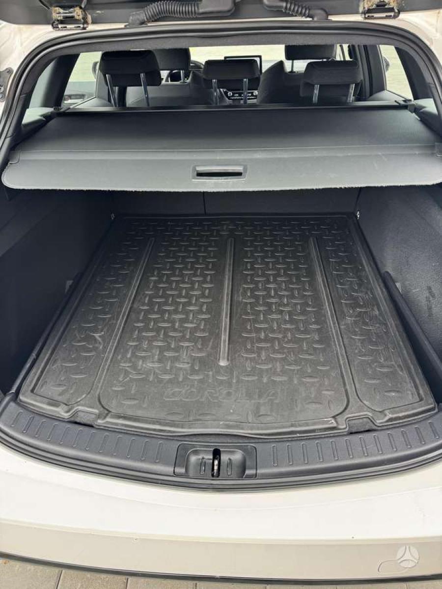 White Toyota Corolla 2023 in Vilnius, with an engine capacity of 1.80 L and mileage of 159 thousand km for 18900 €, photo 8 on AUTOMOTO.COM.LV