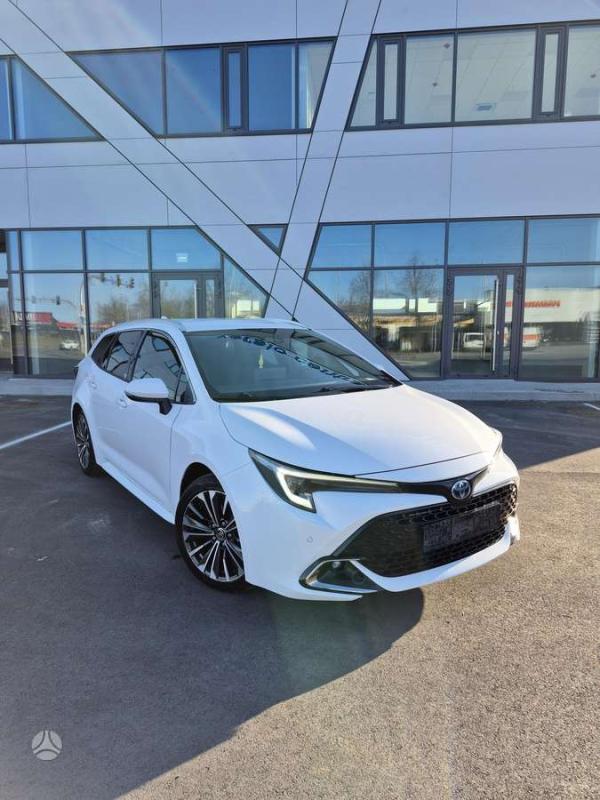 White Toyota Corolla 2023 in Siauliai, with an engine capacity of 1.80 L and mileage of 200 thousand km for 16900 €, photo 1 on AUTOMOTO.COM.LV