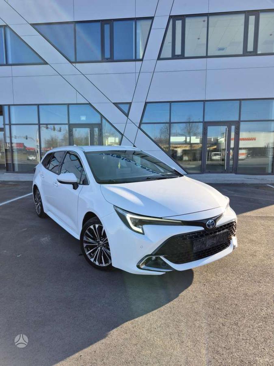 White Toyota Corolla 2023 in Siauliai, with an engine capacity of 1.80 L and mileage of 200 thousand km for 16900 €, photo 1 on AUTOMOTO.COM.LV