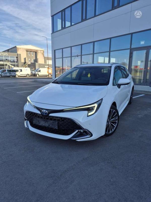 White Toyota Corolla 2023 in Siauliai, with an engine capacity of 1.80 L and mileage of 200 thousand km for 16900 €, photo 3 on AUTOMOTO.COM.LV