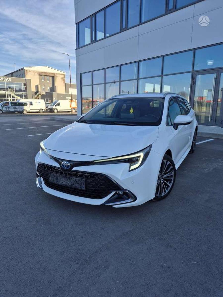 White Toyota Corolla 2023 in Siauliai, with an engine capacity of 1.80 L and mileage of 200 thousand km for 16900 €, photo 3 on AUTOMOTO.COM.LV
