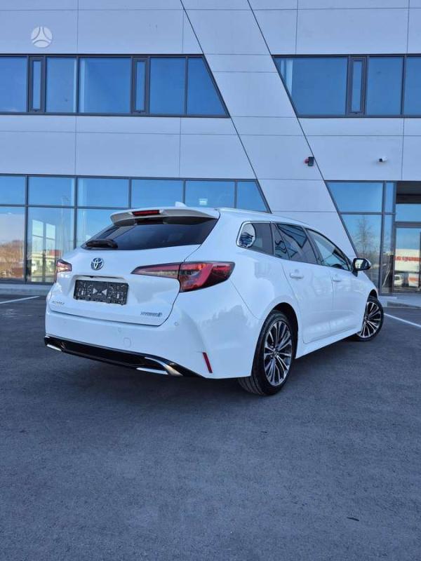 White Toyota Corolla 2023 in Siauliai, with an engine capacity of 1.80 L and mileage of 200 thousand km for 16900 €, photo 4 on AUTOMOTO.COM.LV