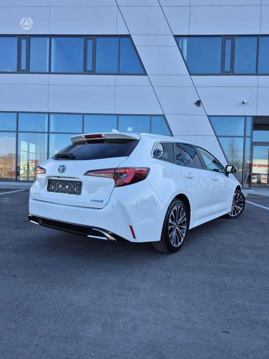 White Toyota Corolla 2023 in Siauliai, with an engine capacity of 1.80 L and mileage of 200 thousand km for 16900 €, photo 4 on AUTOMOTO.COM.LV