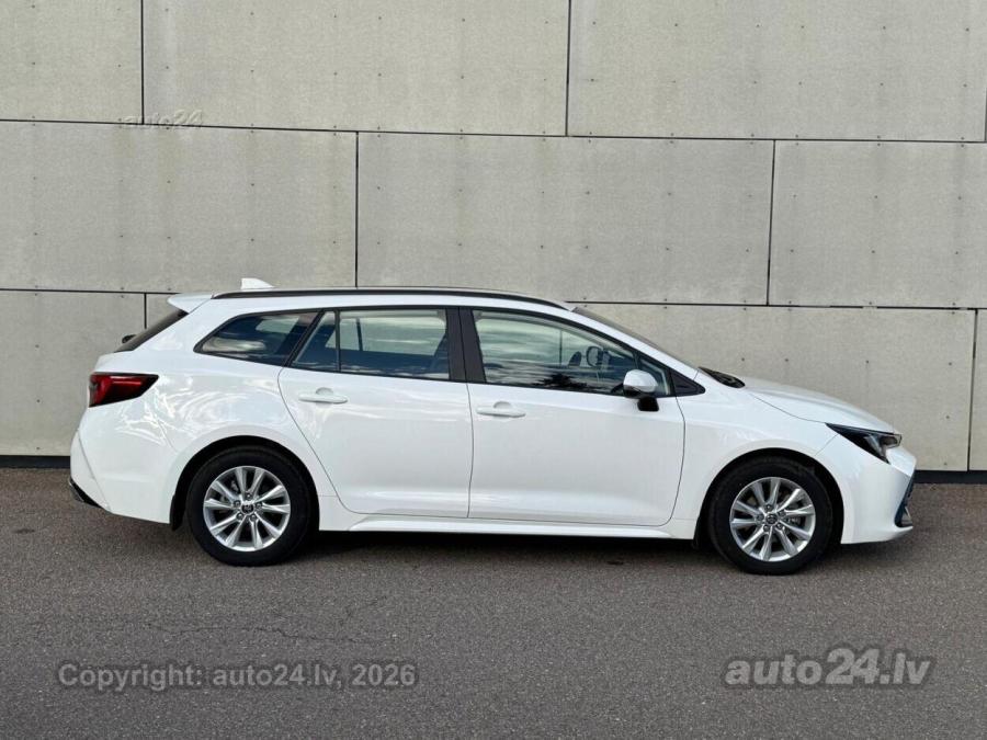White Toyota Corolla 2024 in Tartu, with an engine capacity of 1.80 L and mileage of 17 thousand km for 22222 €, photo 4 on AUTOMOTO.COM.LV
