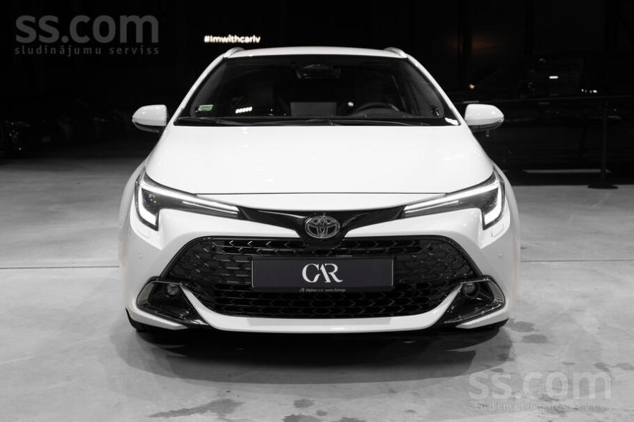 White Toyota Corolla 2024 in Riga, with an engine capacity of 2.00 L and mileage of 41 thousand km for 28400 €, photo 3 on AUTOMOTO.COM.LV