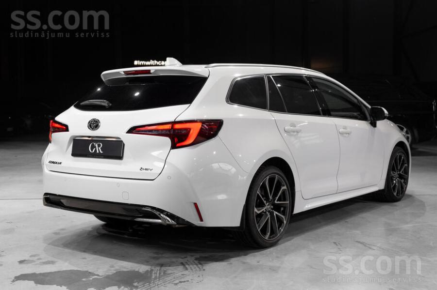 White Toyota Corolla 2024 in Riga, with an engine capacity of 2.00 L and mileage of 41 thousand km for 28400 €, photo 5 on AUTOMOTO.COM.LV