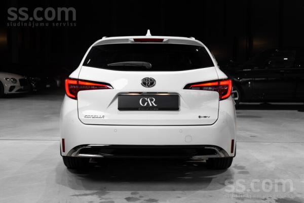 White Toyota Corolla 2024 in Riga, with an engine capacity of 2.00 L and mileage of 41 thousand km for 28400 €, photo 5 on AUTOMOTO.COM.LV