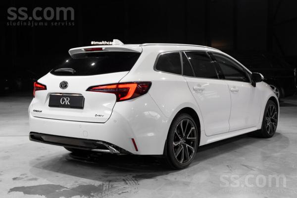 White Toyota Corolla 2024 in Riga, with an engine capacity of 2.00 L and mileage of 41 thousand km for 28400 €, photo 5 on AUTOMOTO.COM.LV
