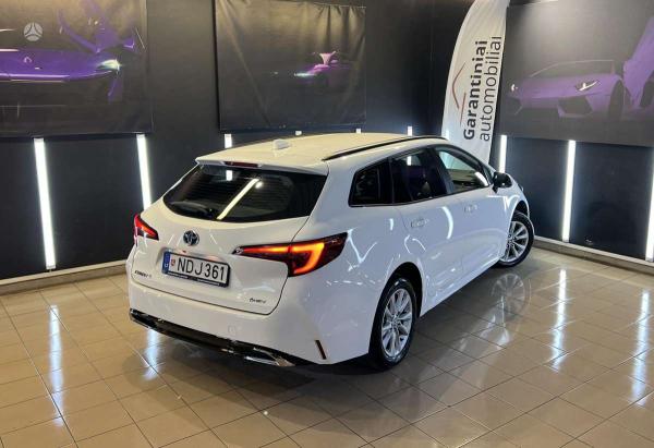 Toyota Corolla 2024 Viļņa vietnē Balts Toyota Corolla 2024 Viļņa, ar dzinēja tilpumu 1.80 L un nobraukumu 71 tūkst. km par 21950 €, foto 3 vietnē AUTOMOTO.COM.LV