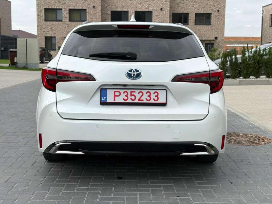 Balts Toyota Corolla 2024 Kauņa, ar dzinēja tilpumu 1.80 L un nobraukumu 224 tūkst. km par 15960 €, foto 1 vietnē AUTOMOTO.COM.LV