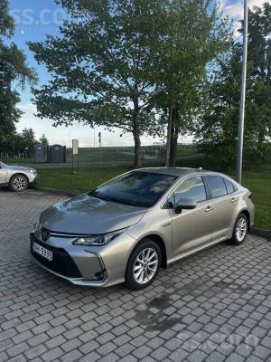 Yellow Toyota Corolla 2019 in Riga, with an engine capacity of 1.60 L and mileage of 130 thousand km for 14500 €, photo 3 on AUTOMOTO.COM.LV