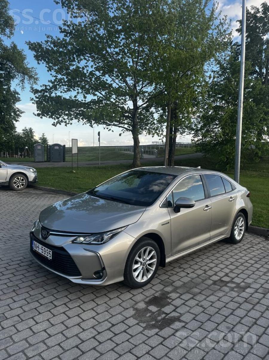Yellow Toyota Corolla 2019 in Riga, with an engine capacity of 1.60 L and mileage of 130 thousand km for 14500 €, photo 3 on AUTOMOTO.COM.LV