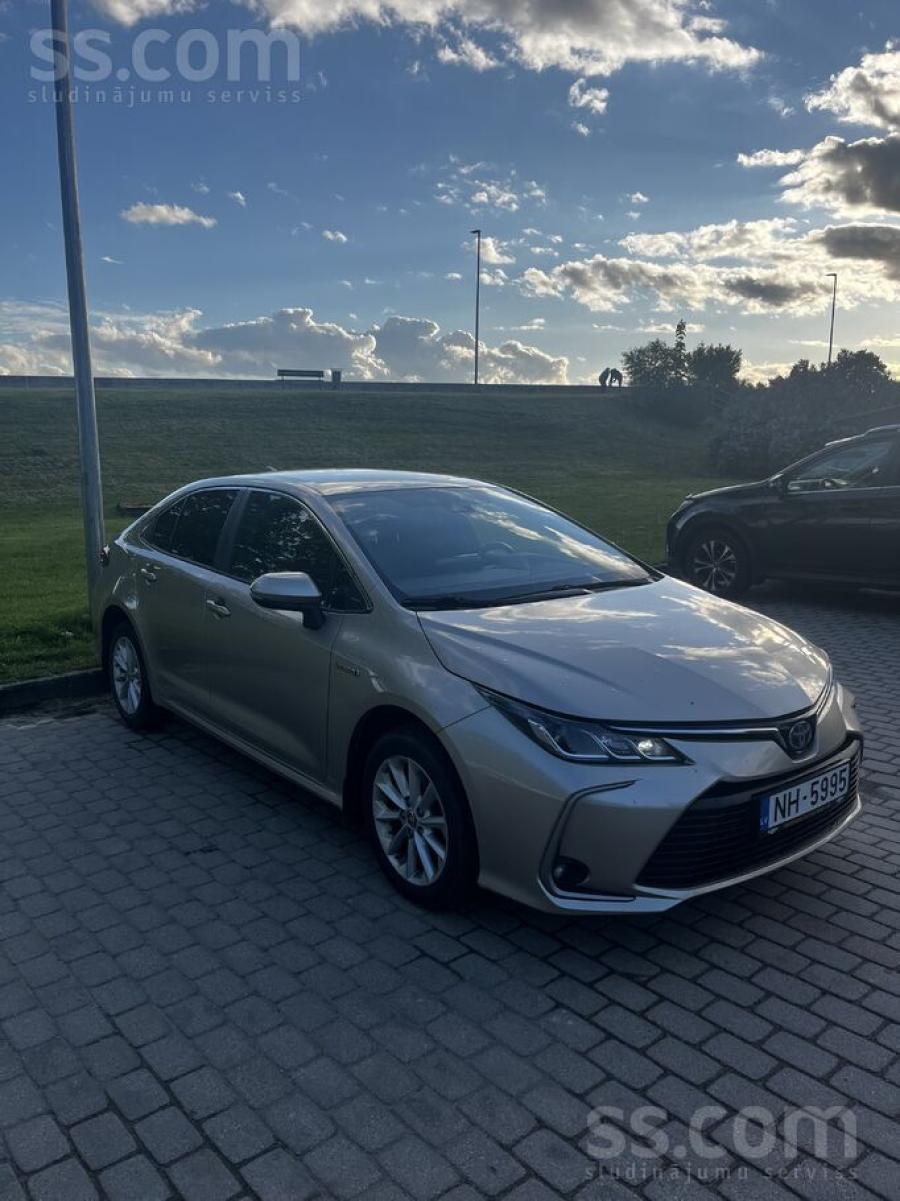 Yellow Toyota Corolla 2019 in Riga, with an engine capacity of 1.60 L and mileage of 130 thousand km for 14500 €, photo 4 on AUTOMOTO.COM.LV