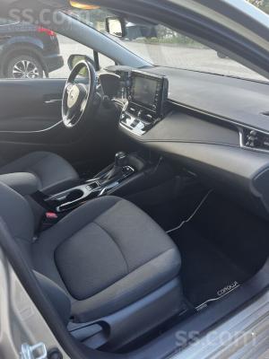 Yellow Toyota Corolla 2019 in Riga, with an engine capacity of 1.60 L and mileage of 130 thousand km for 14500 €, photo 5 on AUTOMOTO.COM.LV