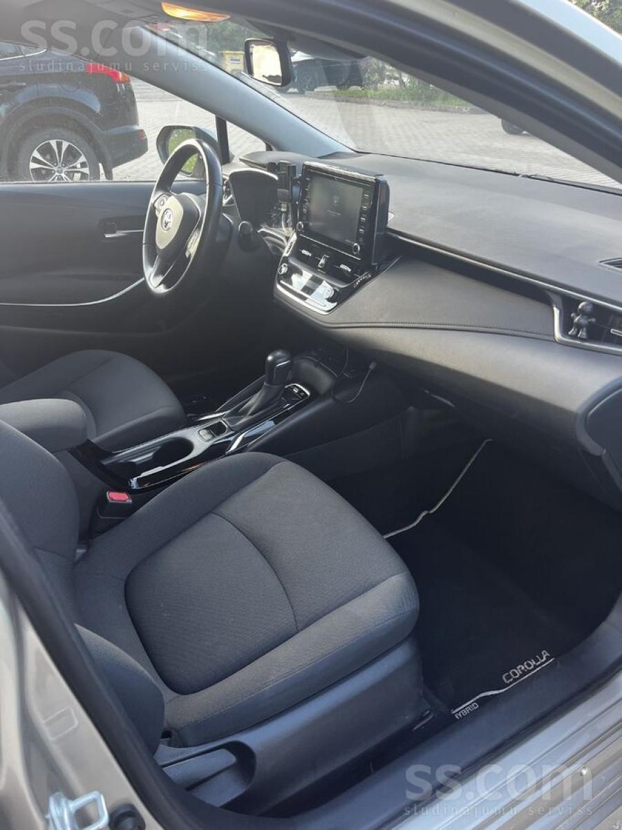 Yellow Toyota Corolla 2019 in Riga, with an engine capacity of 1.60 L and mileage of 130 thousand km for 14500 €, photo 5 on AUTOMOTO.COM.LV