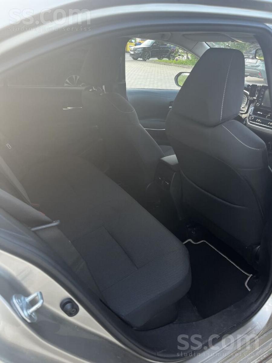 Yellow Toyota Corolla 2019 in Riga, with an engine capacity of 1.60 L and mileage of 130 thousand km for 14500 €, photo 6 on AUTOMOTO.COM.LV