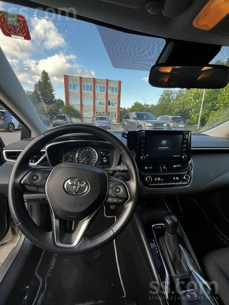 Yellow Toyota Corolla 2019 in Riga, with an engine capacity of 1.60 L and mileage of 130 thousand km for 14500 €, photo 7 on AUTOMOTO.COM.LV
