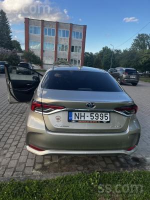 Yellow Toyota Corolla 2019 in Riga, with an engine capacity of 1.60 L and mileage of 130 thousand km for 14500 €, photo 8 on AUTOMOTO.COM.LV