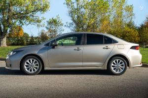 Yellow Toyota Corolla 2020 in Vilnius, with an engine capacity of 1.60 L and mileage of 91 thousand km for 14900 €, photo 3 on AUTOMOTO.COM.LV