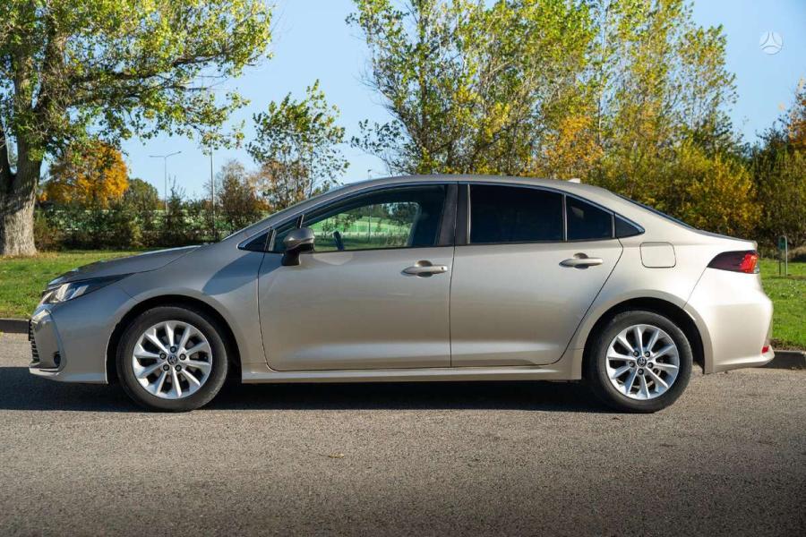 Yellow Toyota Corolla 2020 in Vilnius, with an engine capacity of 1.60 L and mileage of 91 thousand km for 14900 €, photo 3 on AUTOMOTO.COM.LV