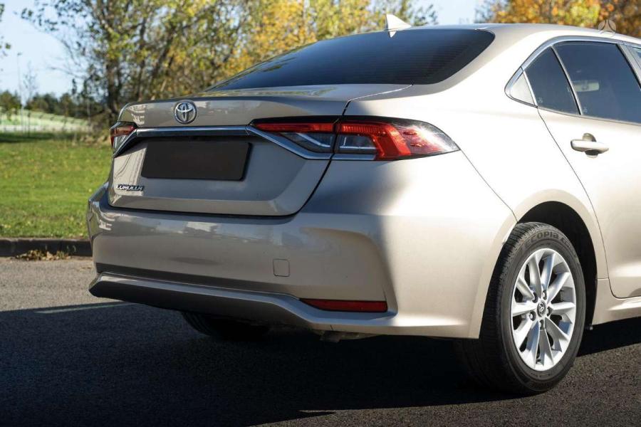 Yellow Toyota Corolla 2020 in Vilnius, with an engine capacity of 1.60 L and mileage of 91 thousand km for 14900 €, photo 7 on AUTOMOTO.COM.LV