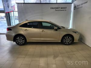 Yellow Toyota Corolla 2021 in Ventspils, with an engine capacity of 1.80 L and mileage of 84 thousand km for 16990 €, photo 4 on AUTOMOTO.COM.LV