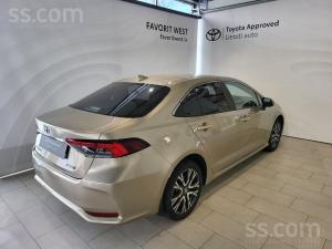 Yellow Toyota Corolla 2021 in Ventspils, with an engine capacity of 1.80 L and mileage of 84 thousand km for 16990 €, photo 5 on AUTOMOTO.COM.LV