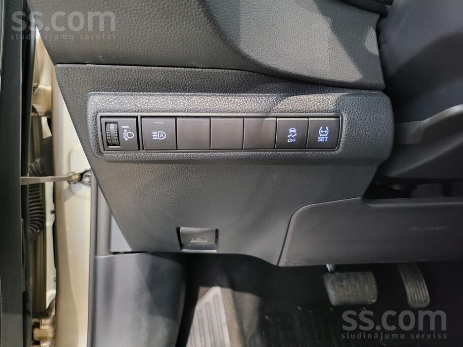 Yellow Toyota Corolla 2021 in Ventspils, with an engine capacity of 1.80 L and mileage of 84 thousand km for 16990 €, photo 14 on AUTOMOTO.COM.LV