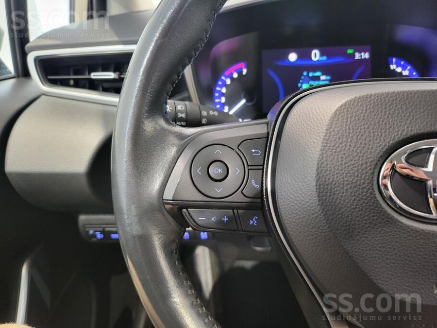 Yellow Toyota Corolla 2021 in Ventspils, with an engine capacity of 1.80 L and mileage of 84 thousand km for 16990 €, photo 15 on AUTOMOTO.COM.LV